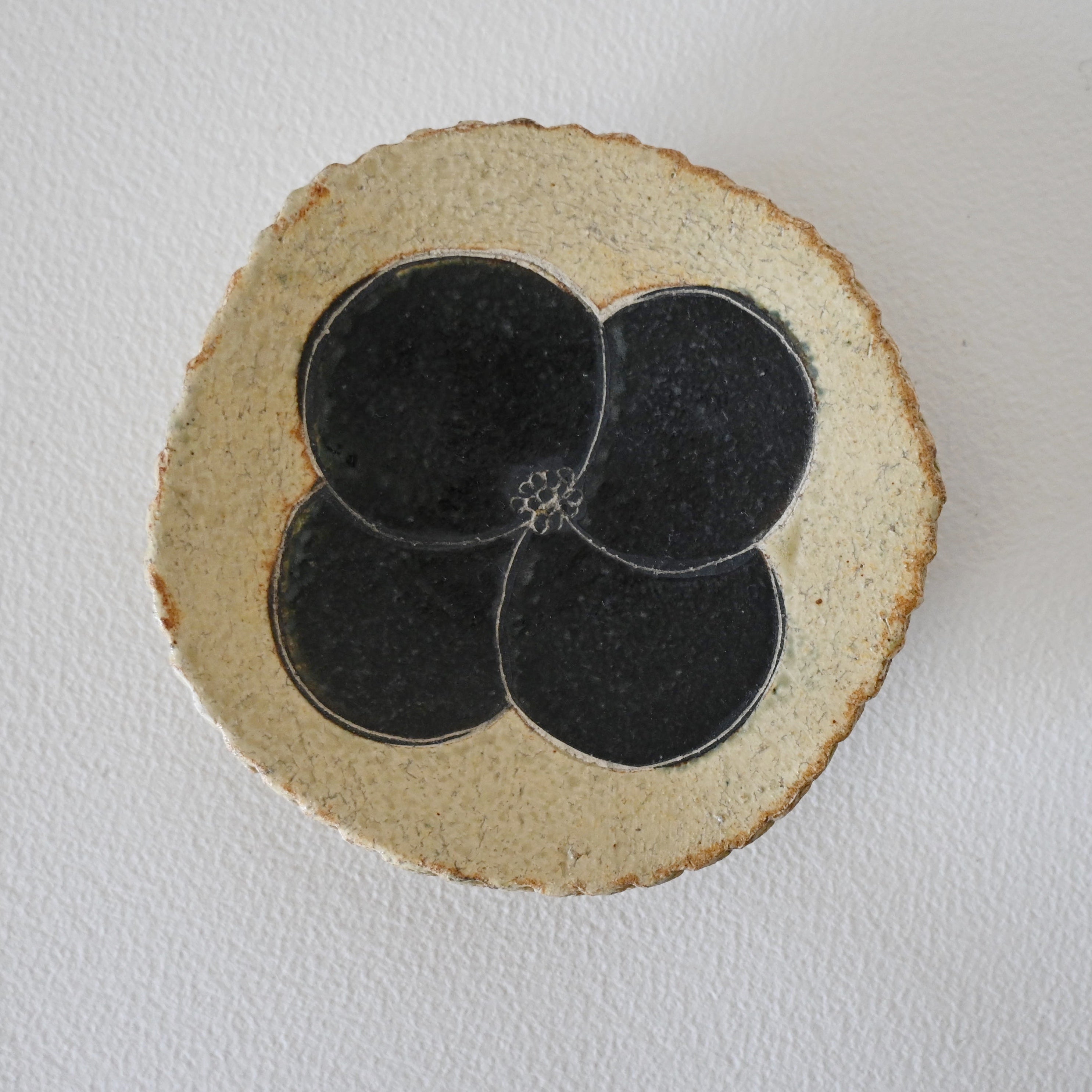 Sumiko Aoki - SA121 flower small round plate (black) – paper boat press