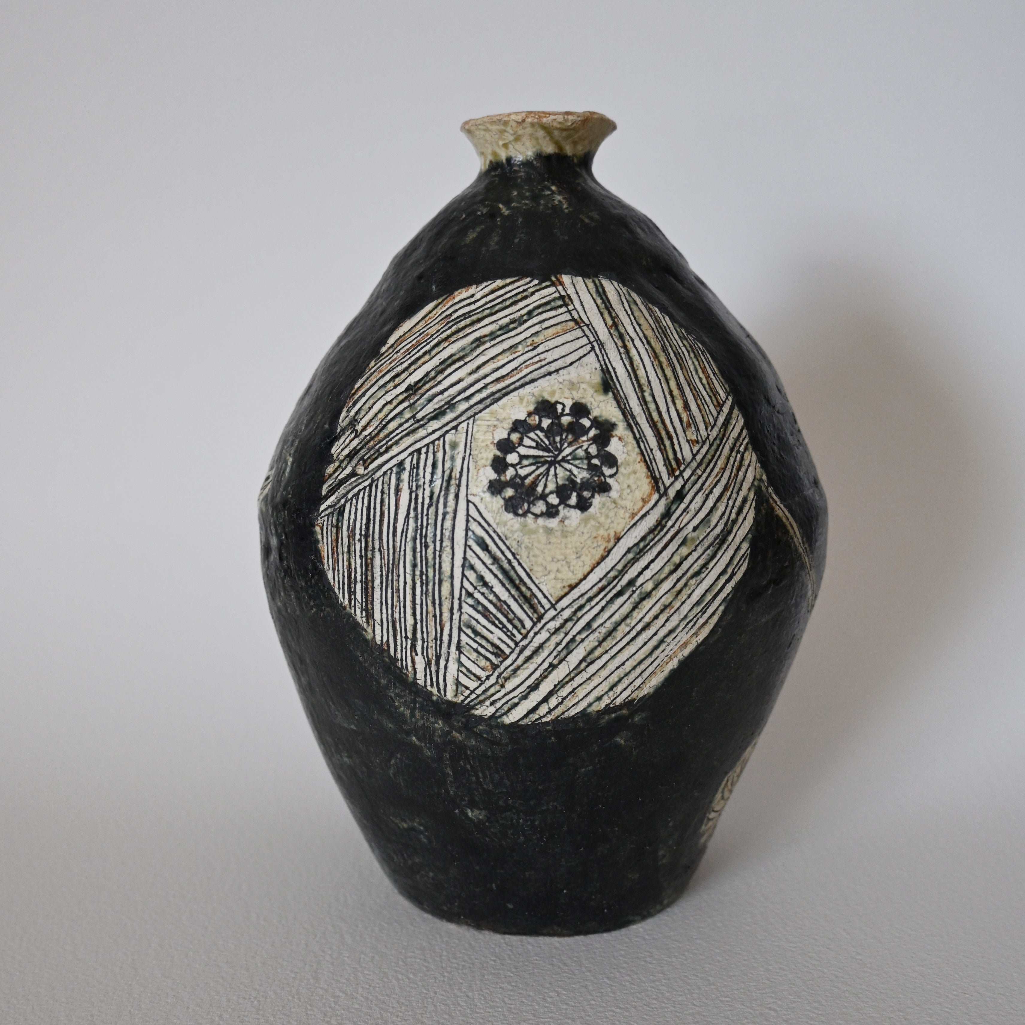 Sumiko Aoki - SA150 flower vase (black) – paper boat press