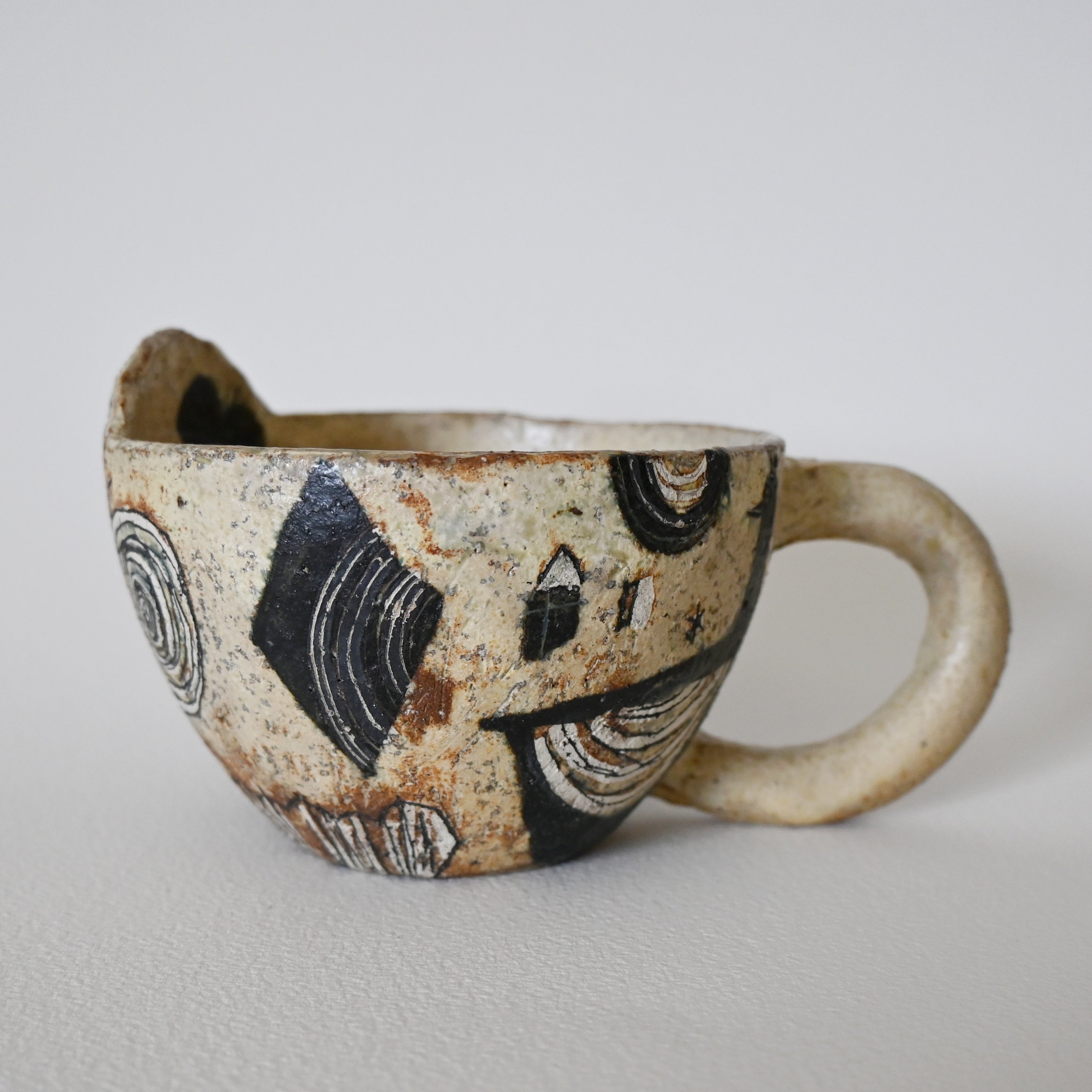 Sumiko Aoki - SA61 cup with black illustrations – paper boat press