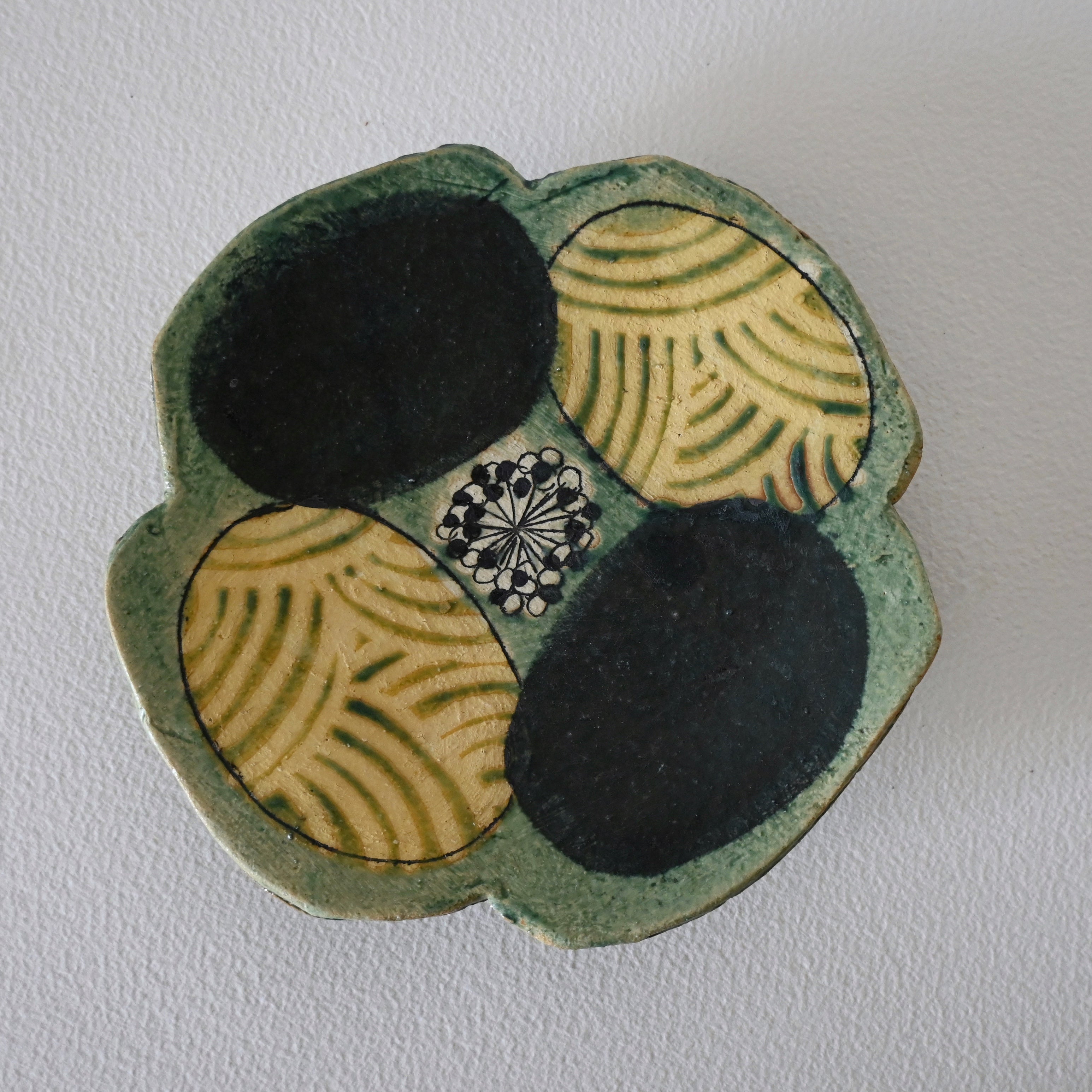 Sumiko Aoki - SA98 small flower dotty petal plate (green) – paper boat ...